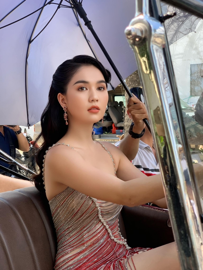 Loạt ảnh chụp lén Ngọc Trinh ở hậu trường quay phim qua camera thường, lộ rõ nhan sắc và body thật